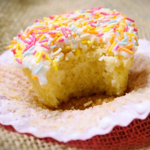VANILLA SPRINKLES CUPCAKE BAKING KIT